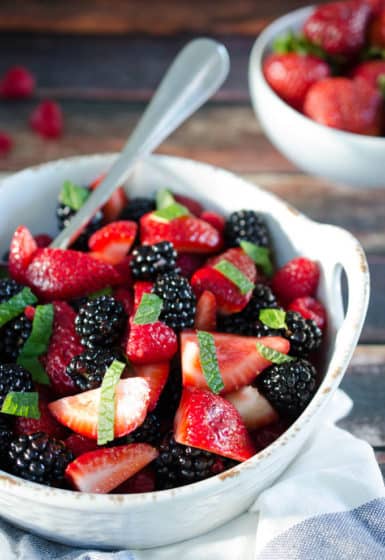 Easy Berry Fruit Salad – Domestic Dee